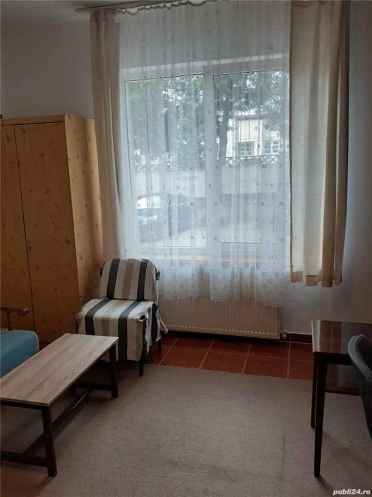 FOTO. Chirie la Cluj cu „pat de lagăr și canapea din șura bunicii”. Ce ...