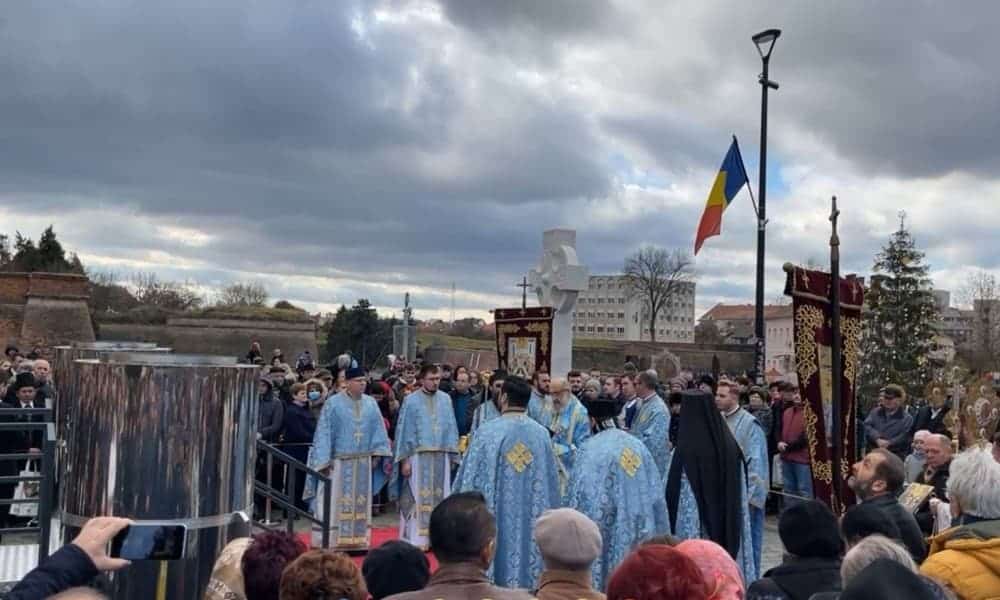 LIVE: BOBOTEAZA 2023 la Alba Iulia. Slujba de sfințire a apei la ...