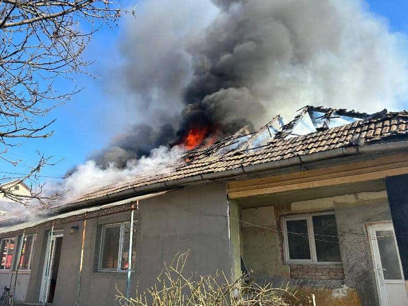 FOTO: INCENDIU la Ciumbrud. Acoperișul unei case, cuprins de flăcări. Intervin pompierii din ...