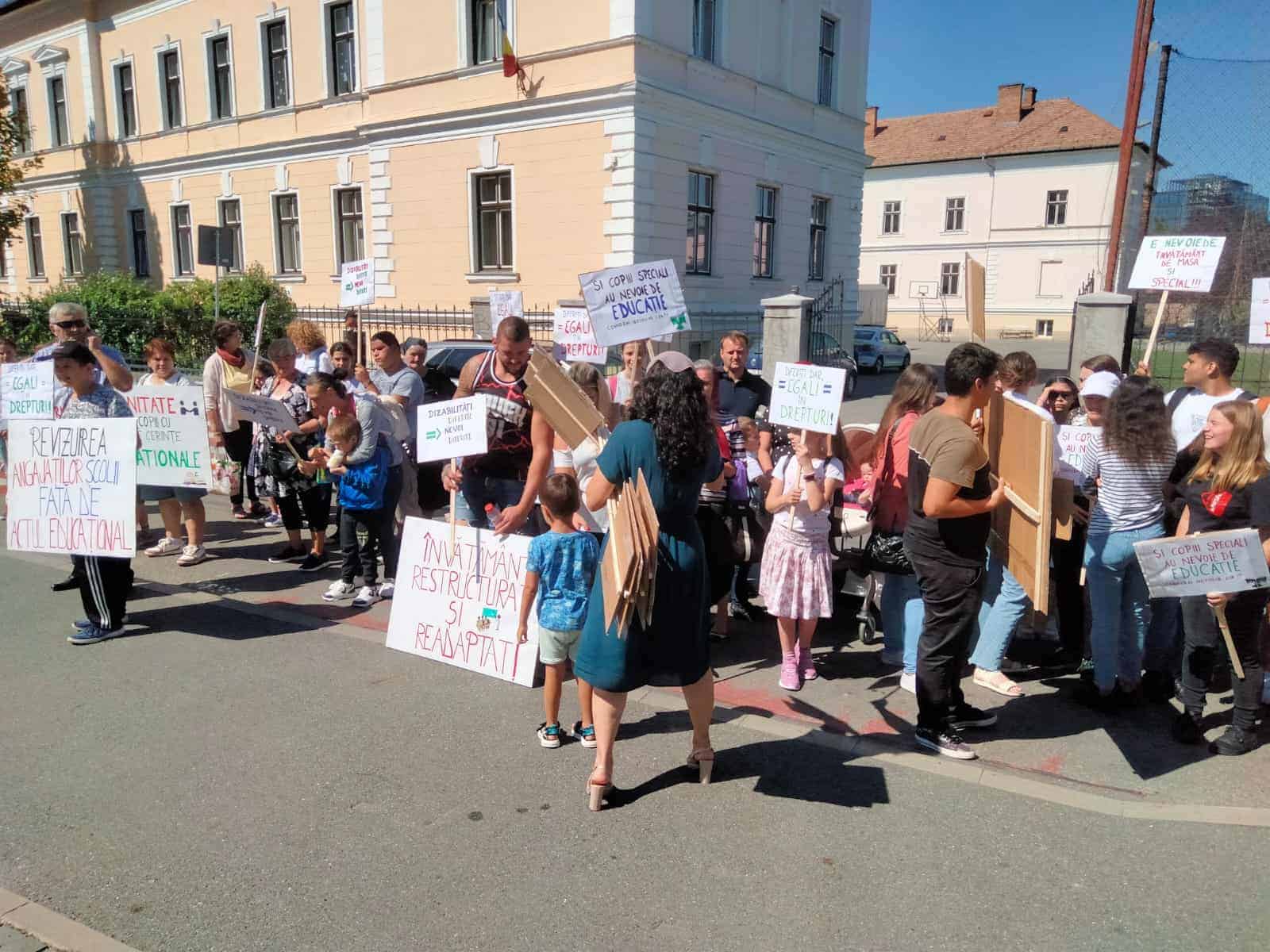 VIDEO/FOTO. Protest în faţa ISJ Cluj al părinţilor şi elevilor cu nevoi ...