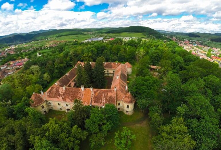 Renovarea castelului de la Gilău a fost FINALIZATĂ. Valoarea totală a ...