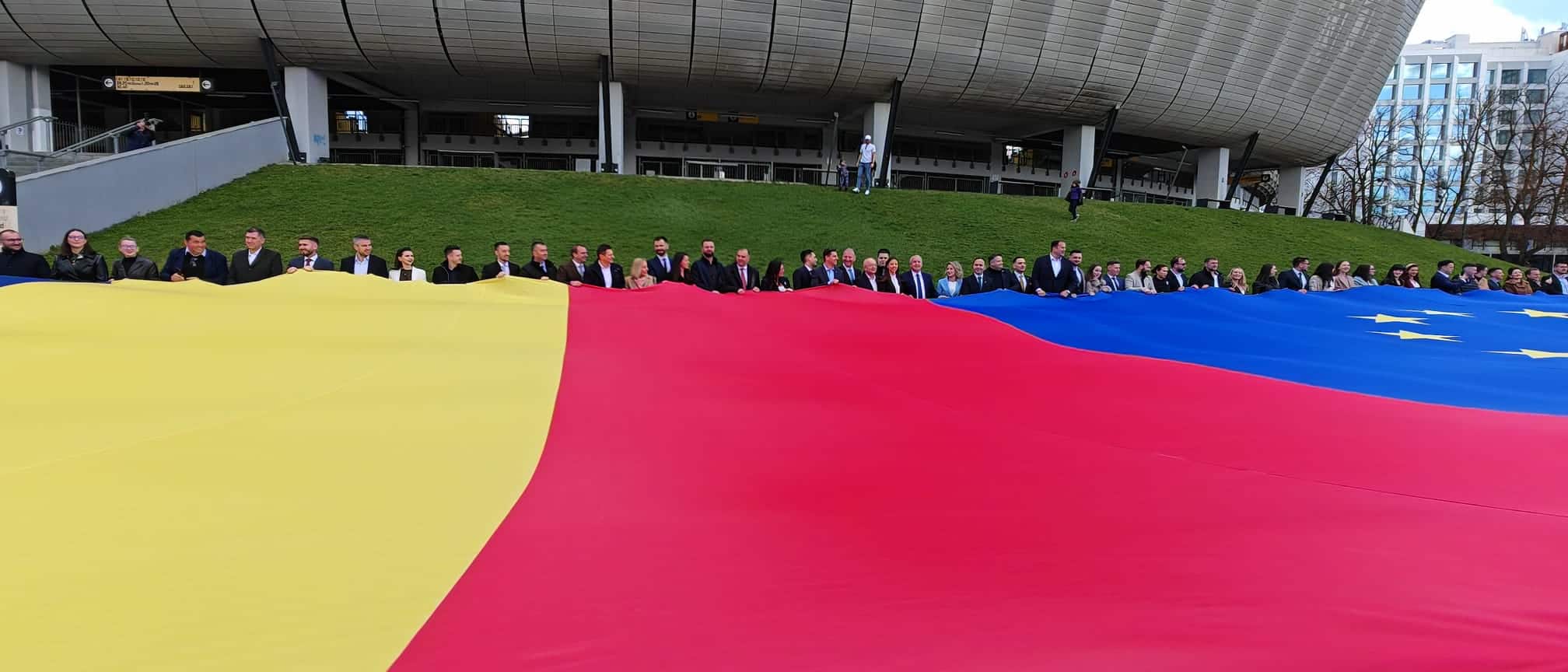 VIDEO FOTO. Steag al României și UE lung de 30 de m, desfășurat la Cluj ...