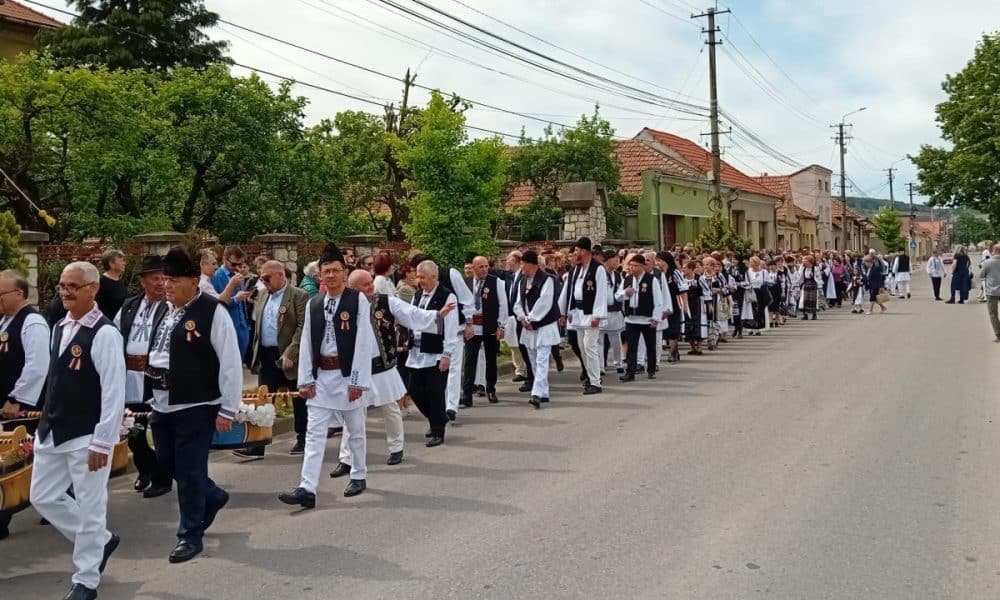 Obiceiul „Păștenilor”, tradiție păstrată la Cugir și Vinerea. Au ...
