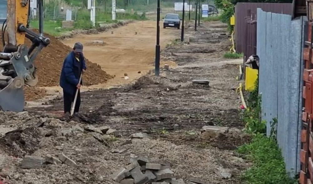 VIDEO: Lucrări pe străzi din Teiuș. Intervenții la carosabil, amenajări ...