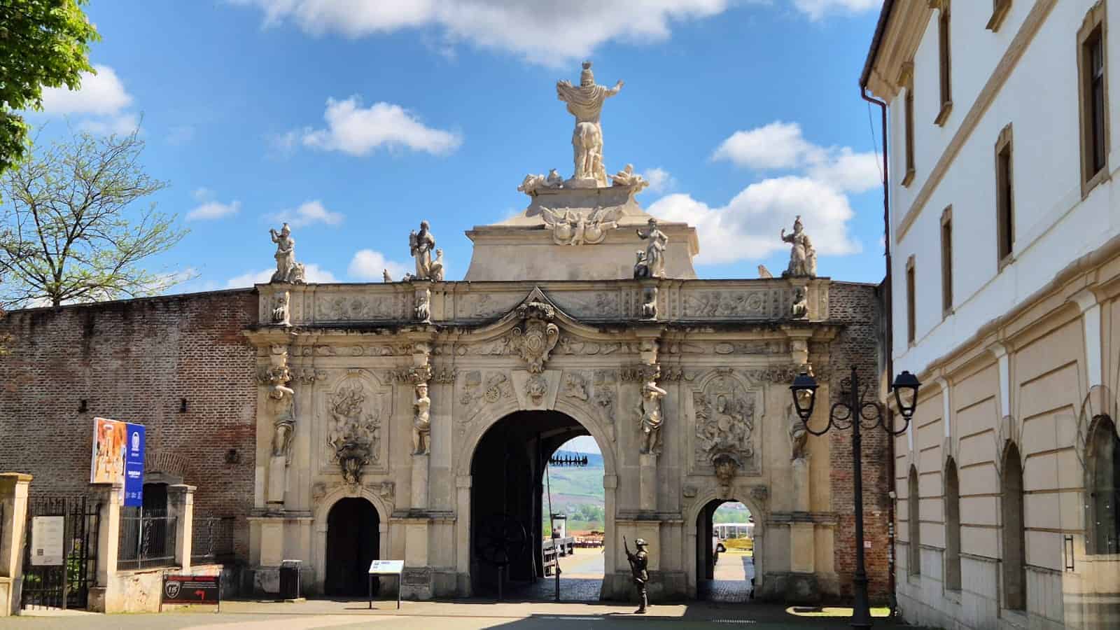 Turist la Alba Iulia: Ce poți vedea gratis și ce poți vedea contra cost ...